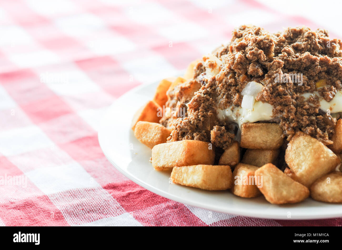 Garbage plate with potatoes and beef Stock Photo - Alamy