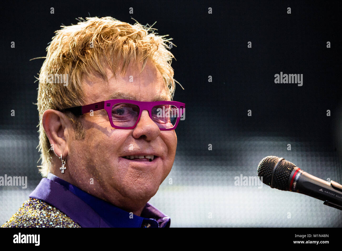 English musician sir elton john hi-res stock photography and images - Alamy