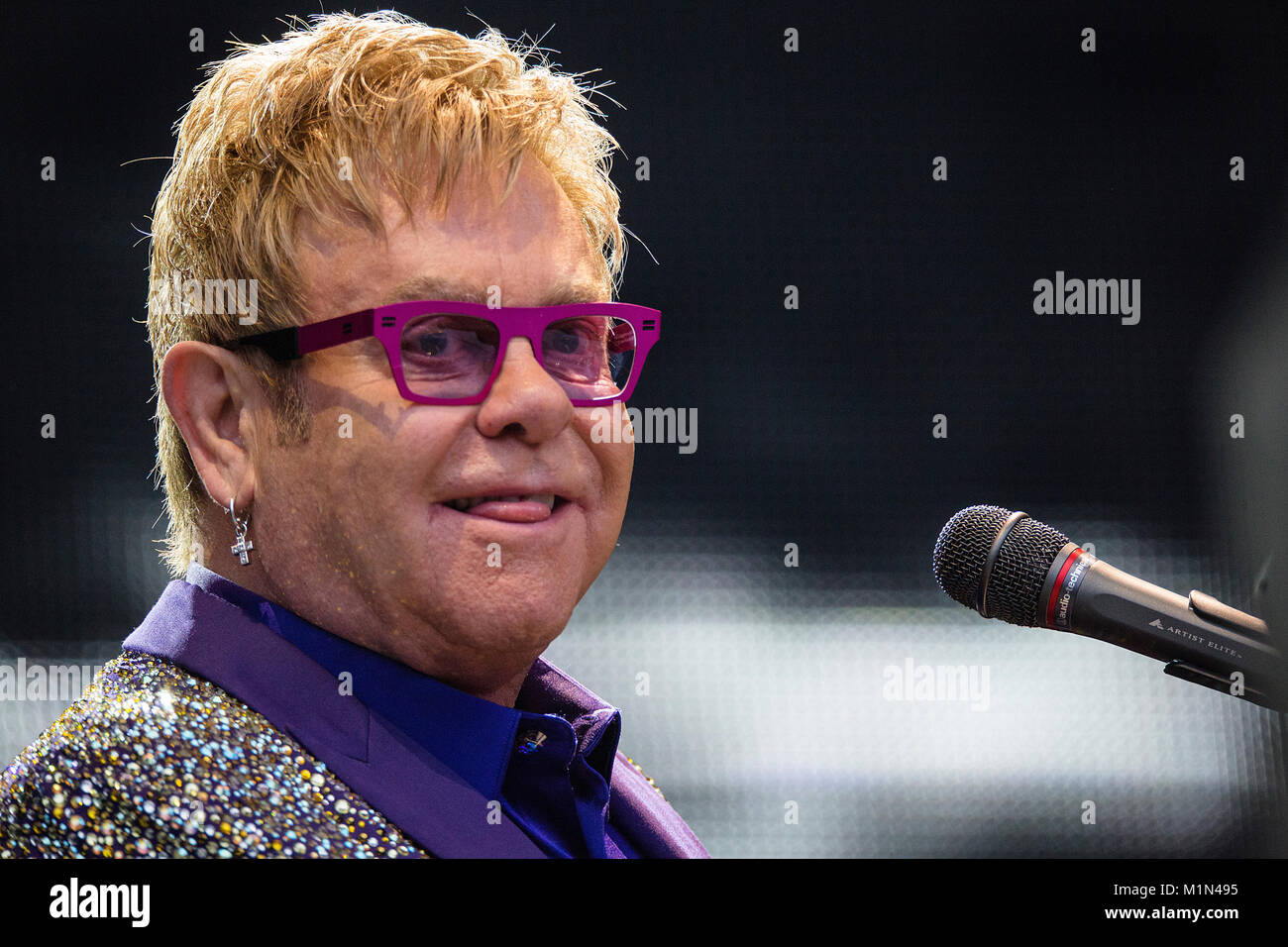 Artist elton john hi-res stock photography and images - Alamy