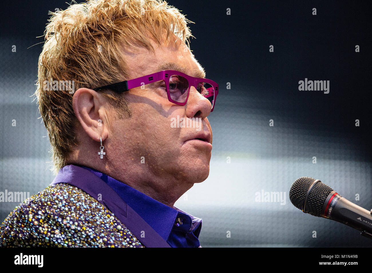 British singer songwriter pianist hi-res stock photography and images ...