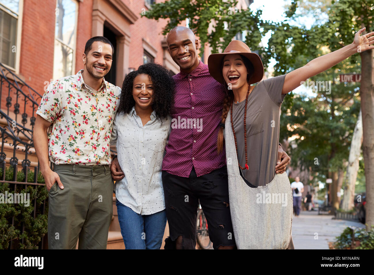 Couple looking street view hi-res stock photography and images - Alamy