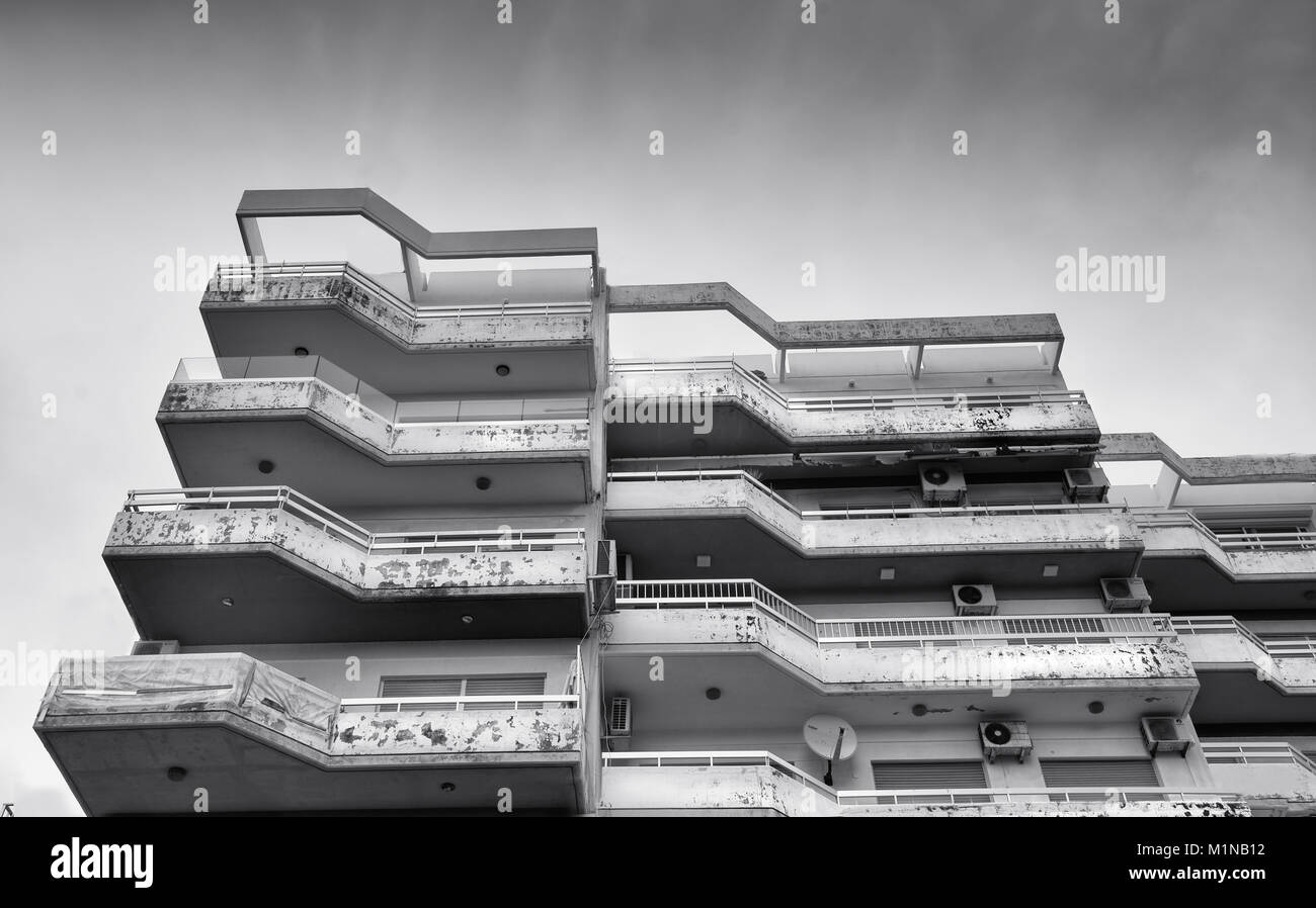 Abandoned apartment buildings hi-res stock photography and images - Alamy