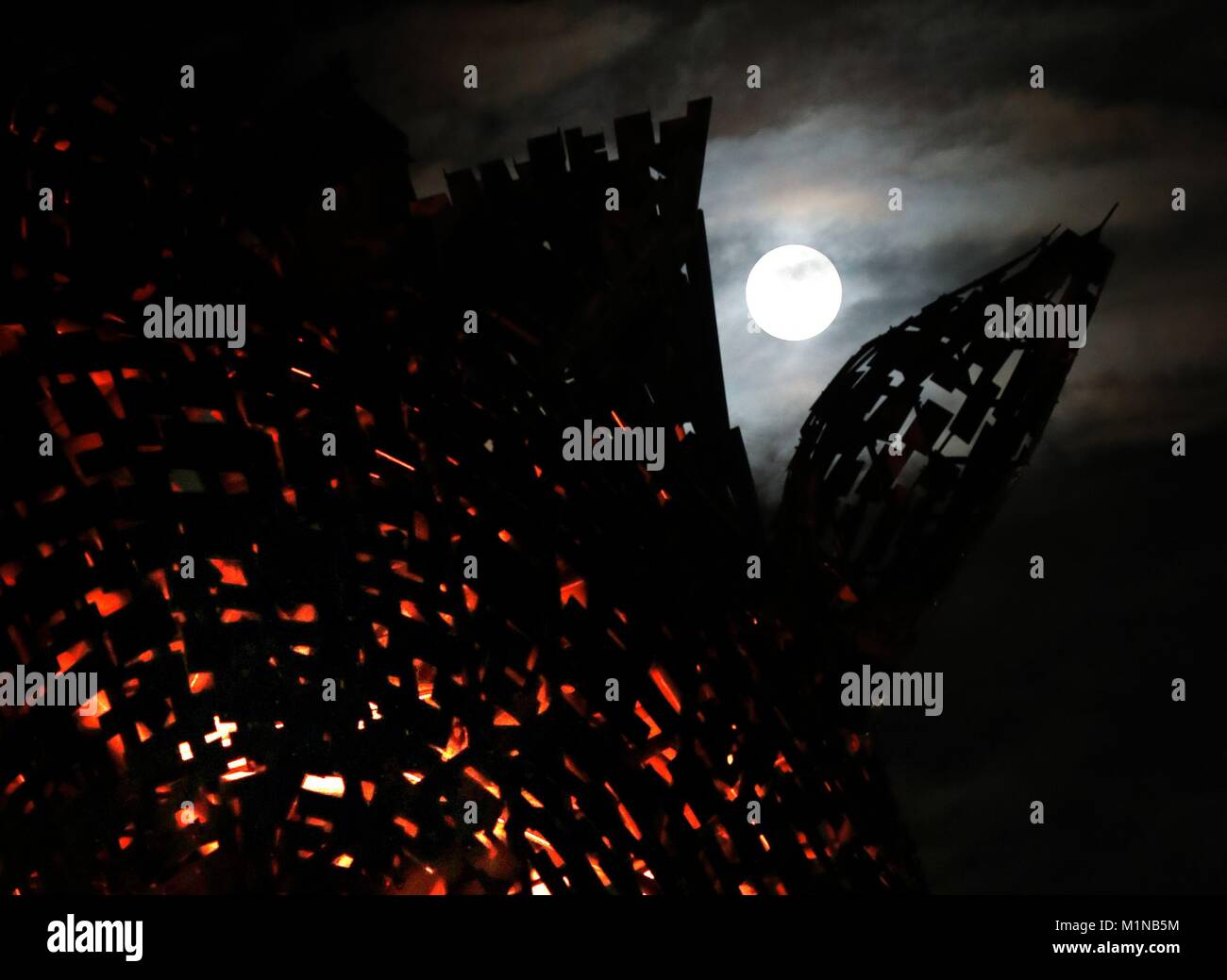 A blue moon rises over the Kelpies in Central Scotland Stock Photo - Alamy