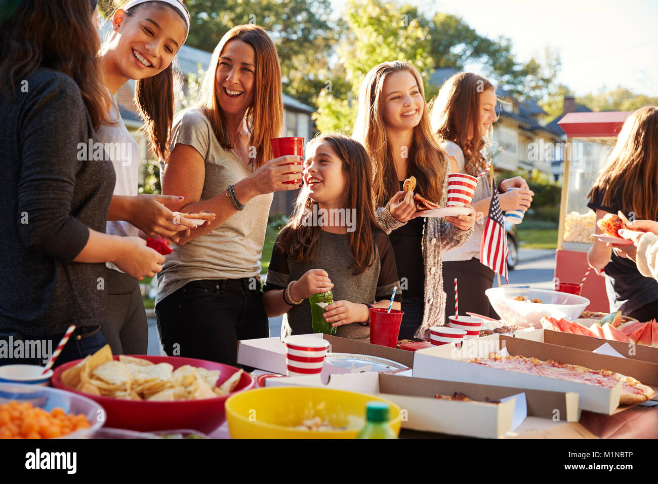 Teens talking group hi-res stock photography and images - Alamy
