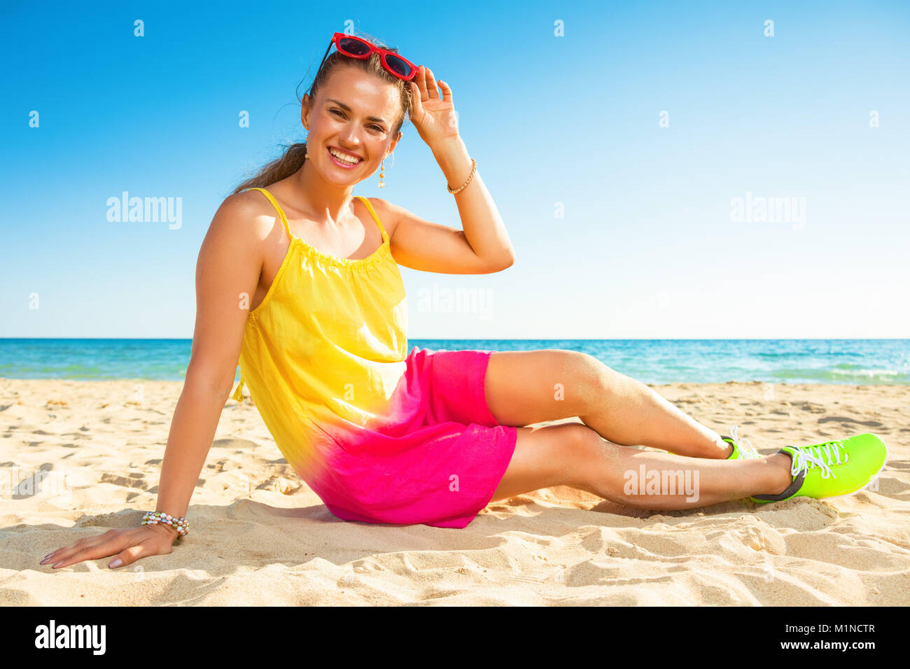 Colorful and wonderfully cheerful mood. smiling trendy woman in ...