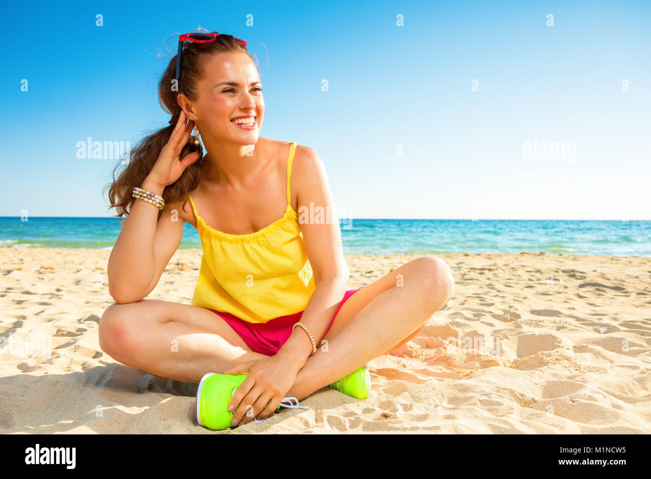 Colorful and wonderfully cheerful mood. smiling trendy woman in ...