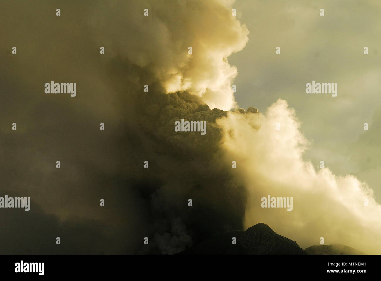 Rumble deadliest volcano hi-res stock photography and images - Alamy