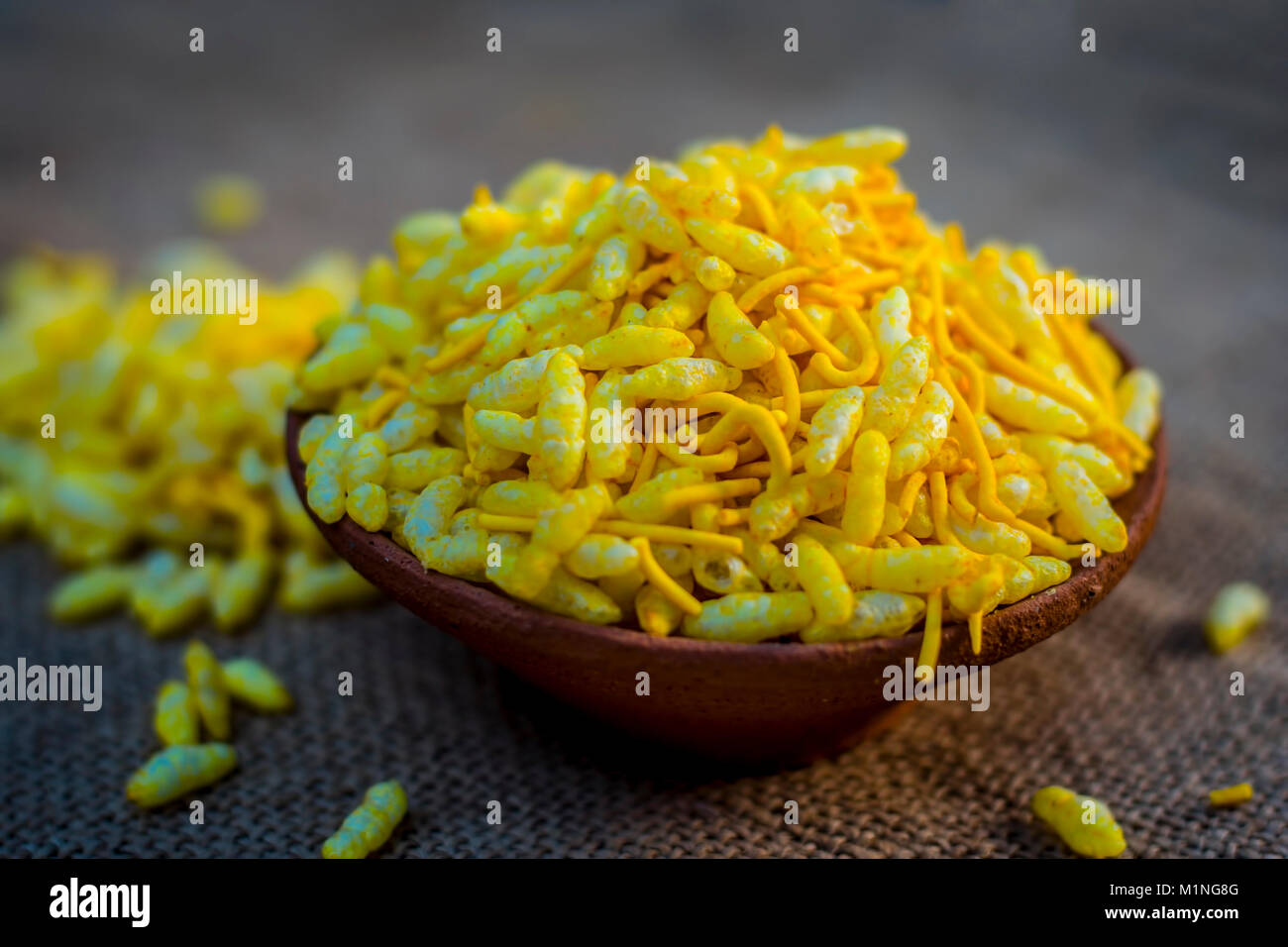 Close up of Indian snack Sev Mumra in a clay bowl Stock Photo - Alamy