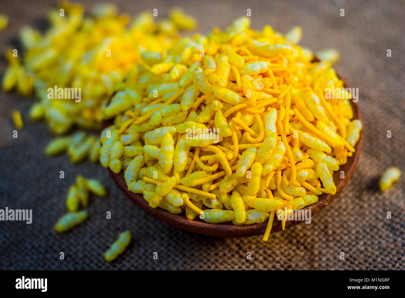 Close up of Indian snack Sev Mumra in a clay bowl Stock Photo - Alamy