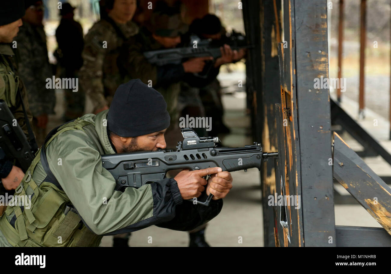 Green Berets assigned to 2nd Battalion, 1st Special Forces Group ...