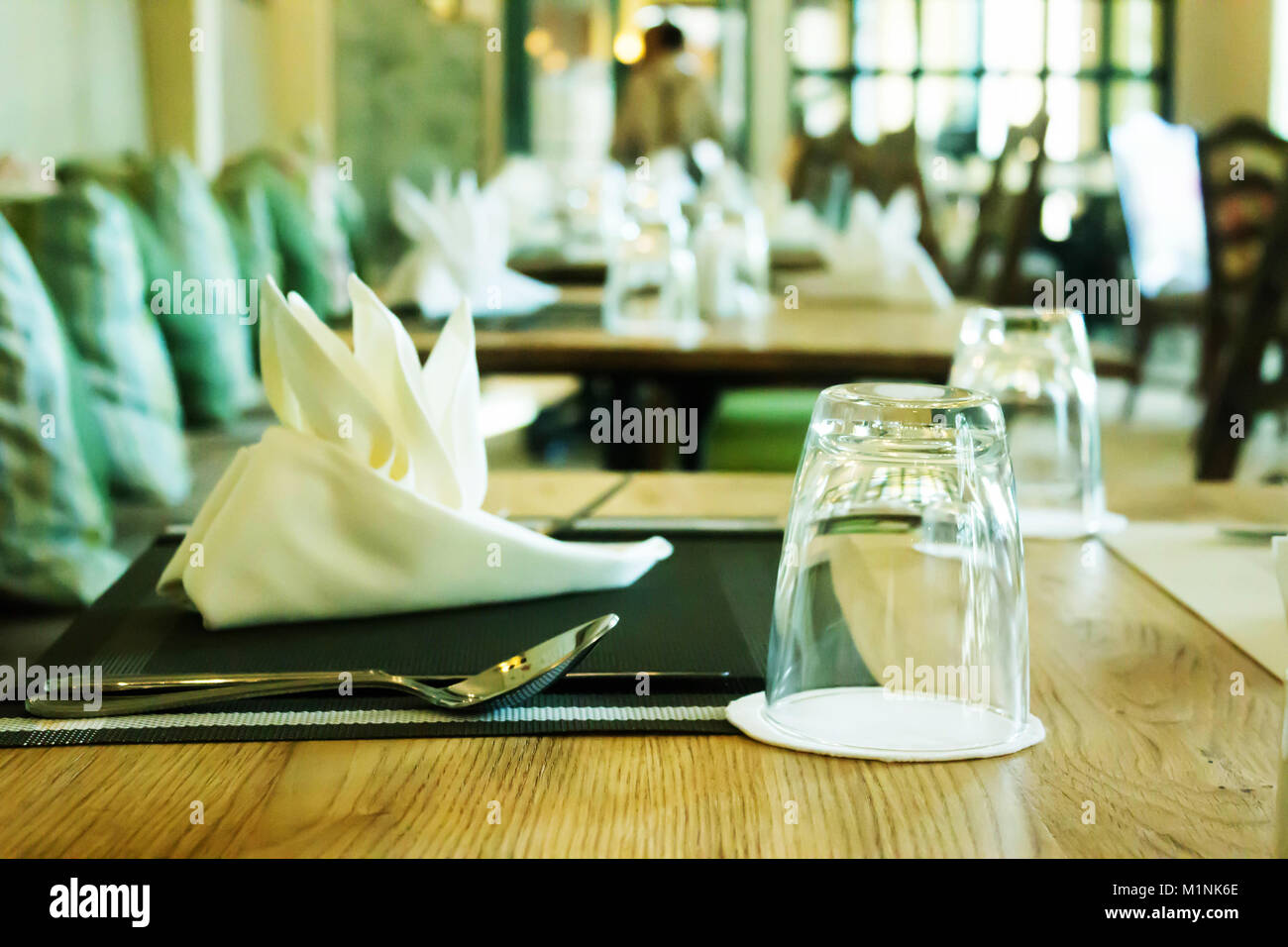 Empty dinner table hi-res stock photography and images - Alamy