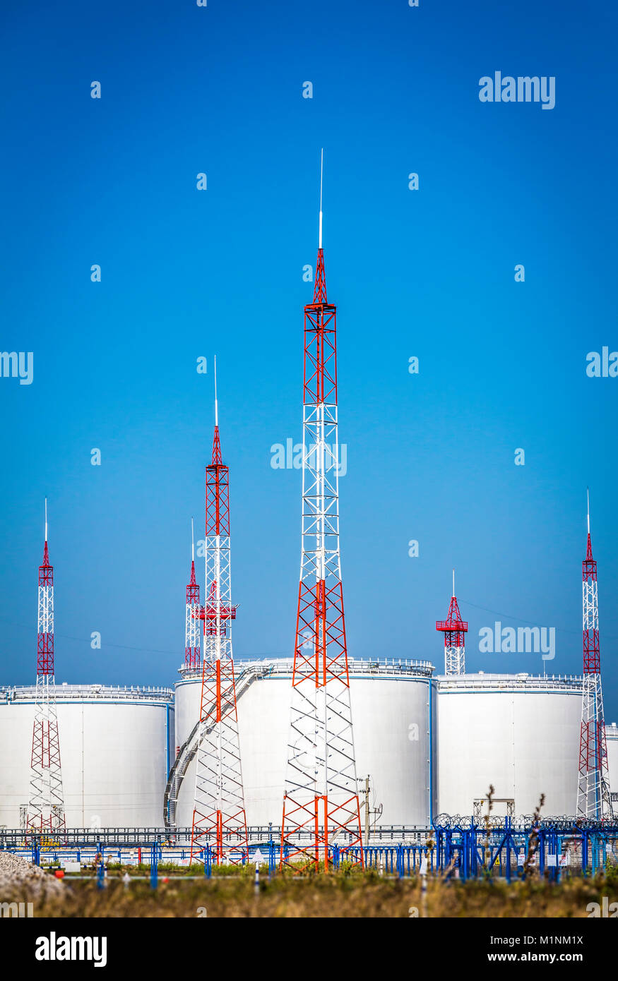 Large oil storage tanks hi-res stock photography and images - Alamy