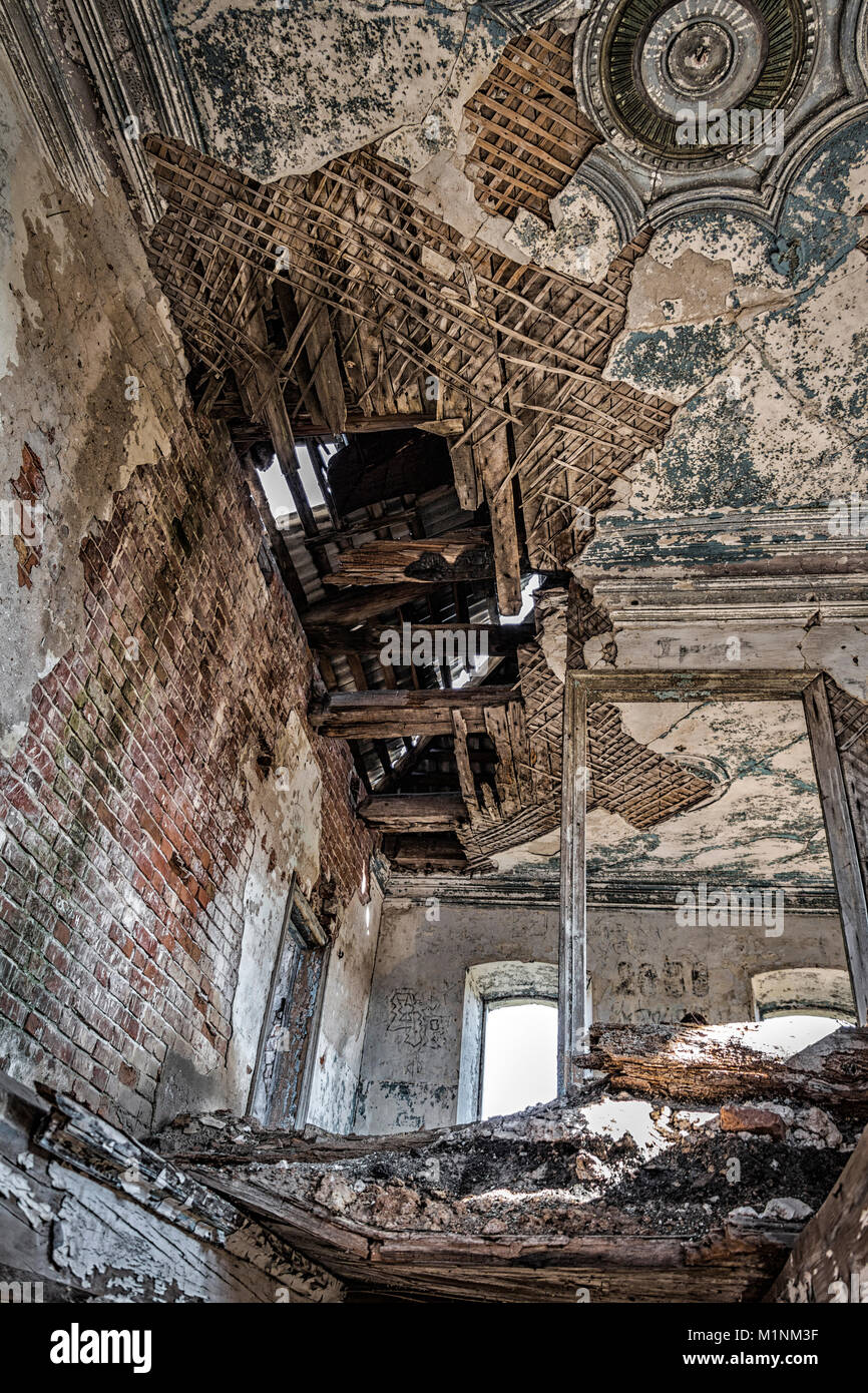 Inside an old dilapidated abandoned brick house Stock Photo - Alamy