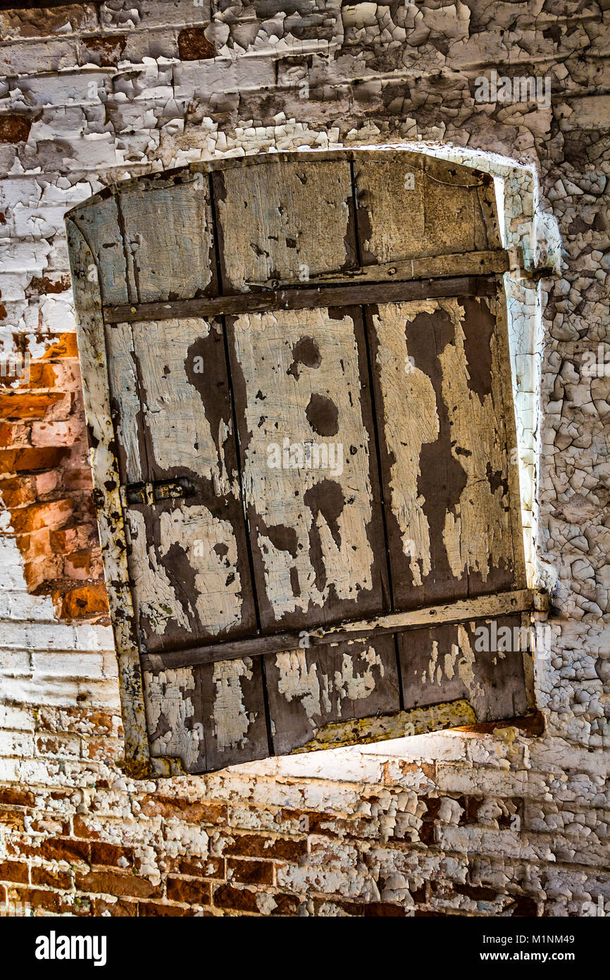 Inside an old dilapidated abandoned brick house Stock Photo - Alamy