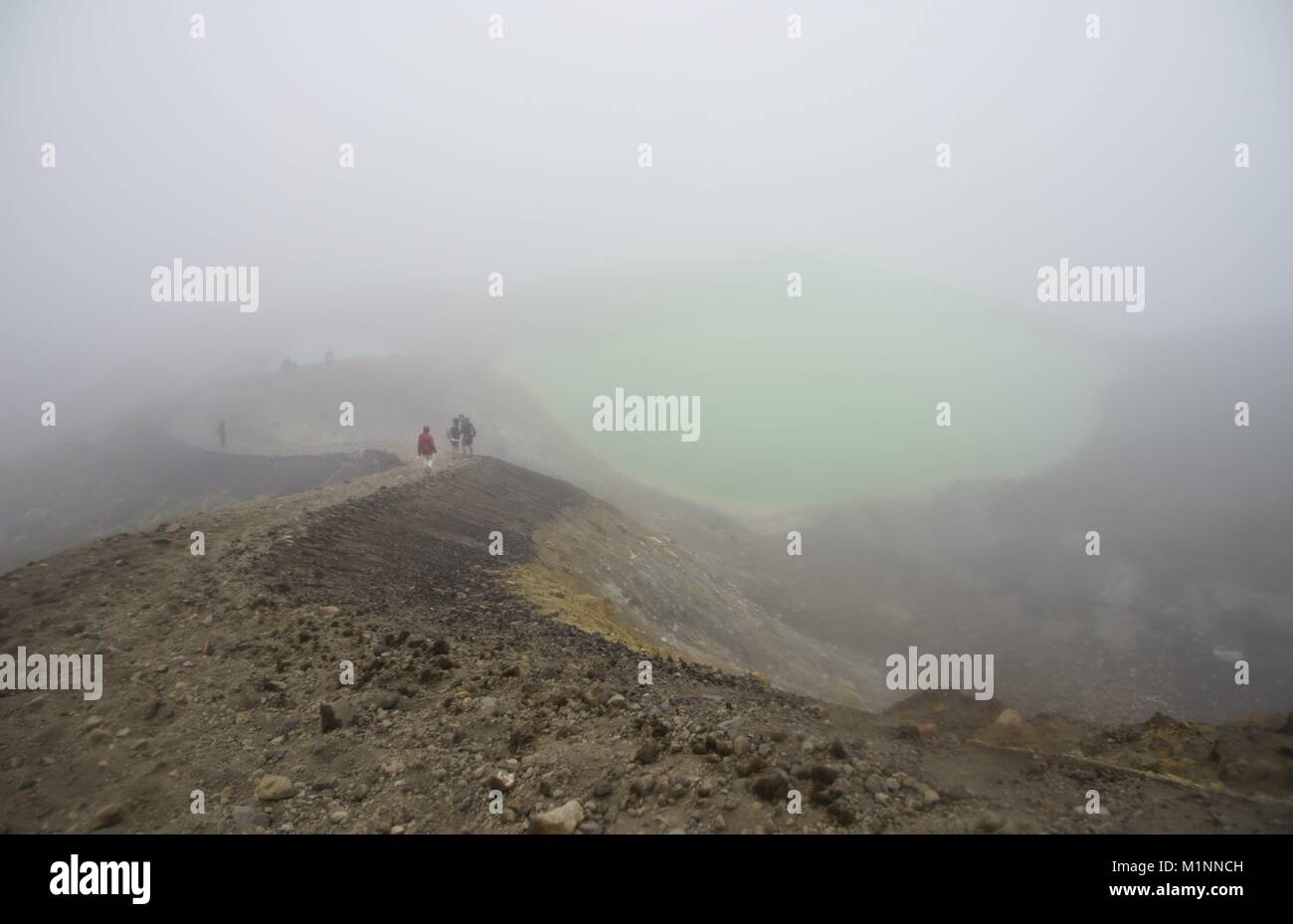The legendary Tongariro track (Tongariro Alpine Crossing) in the ...