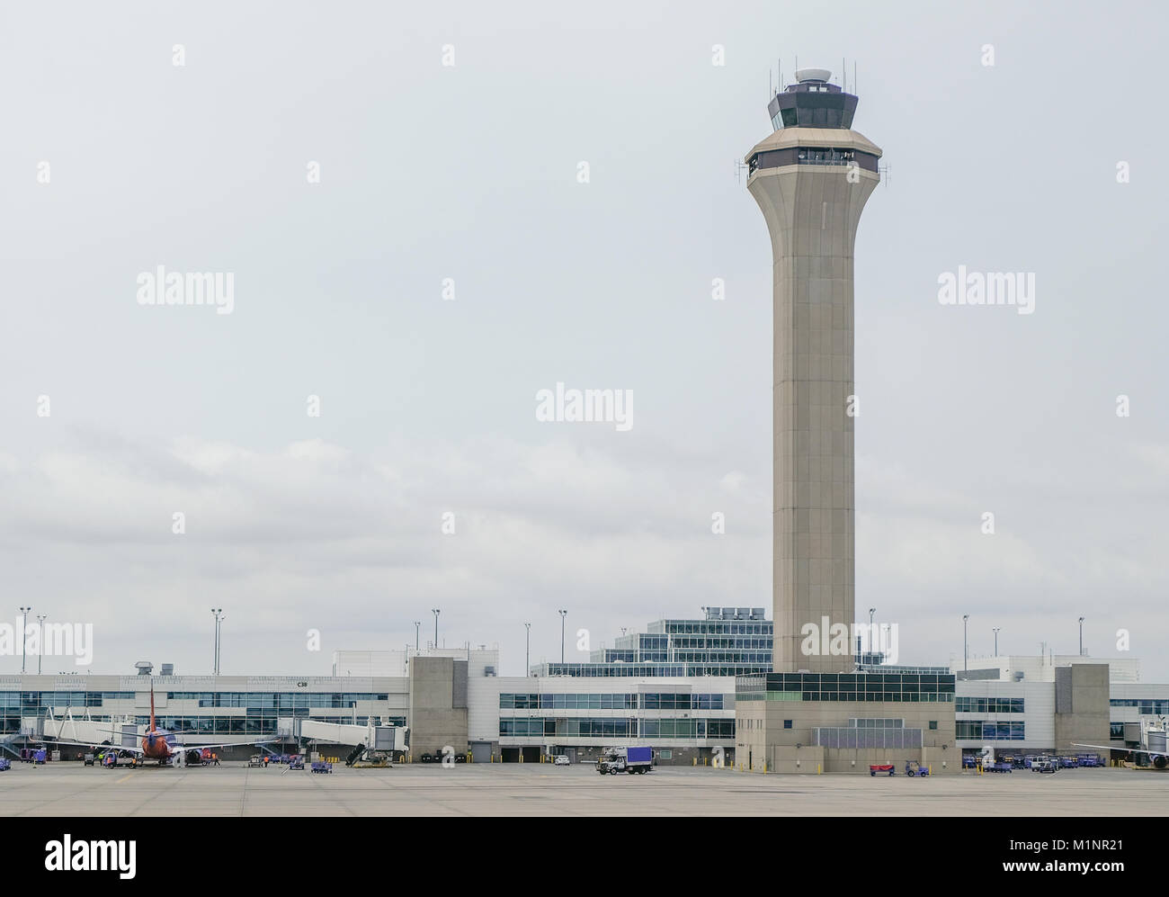Denver international airport airplane hi-res stock photography and ...