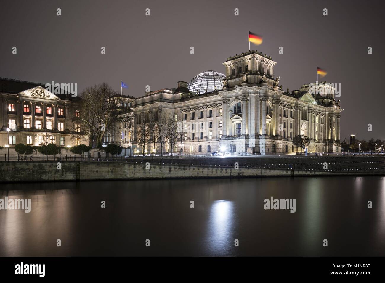 The Reichstag (r) building with the Reichstagspräsidentenpalais in ...