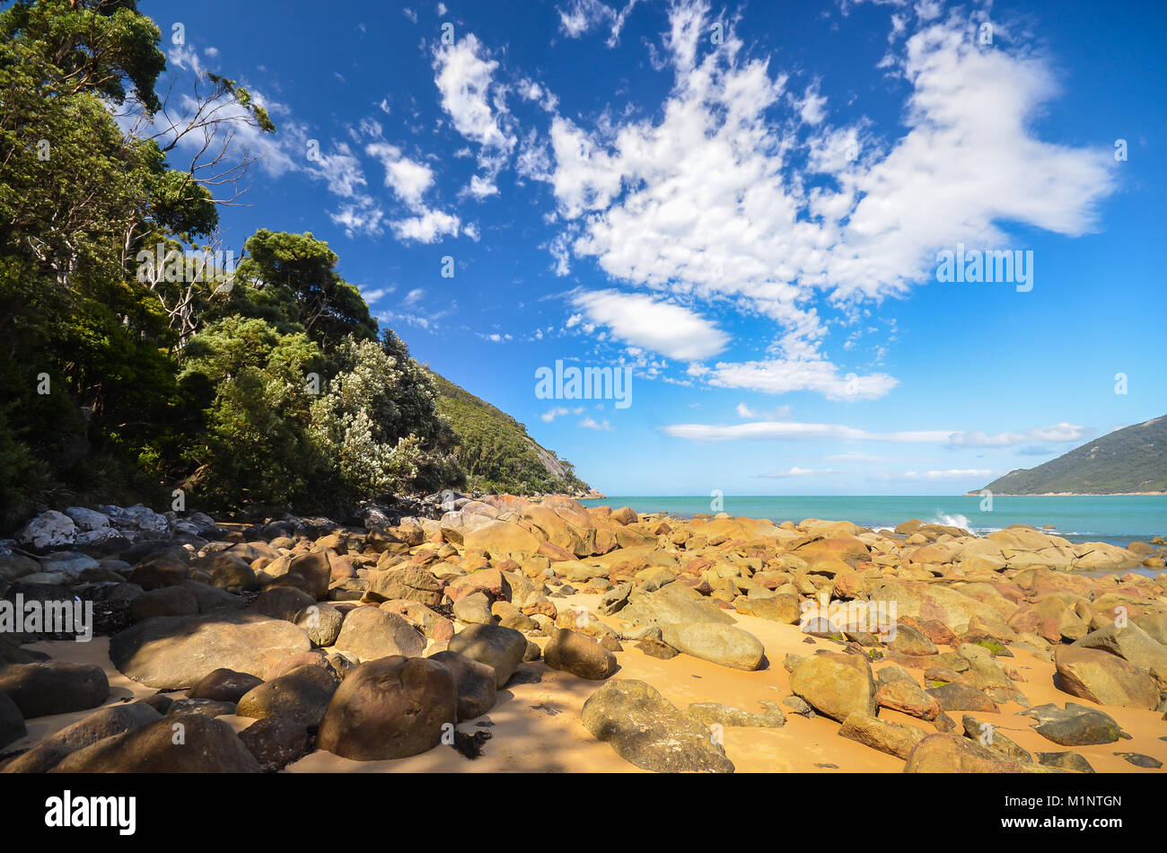 Distant beach hi-res stock photography and images - Alamy