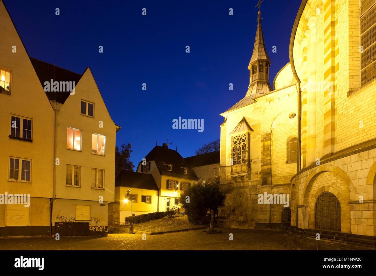 Romanesque churches hi-res stock photography and images - Alamy