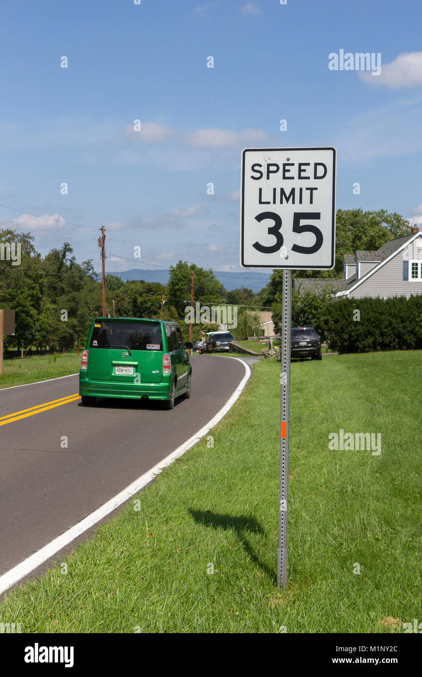 35 mph speed limit sign hi-res stock photography and images - Alamy