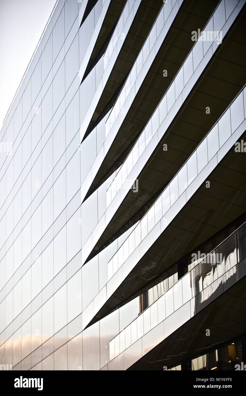 Tall building near london bridge hi-res stock photography and images ...