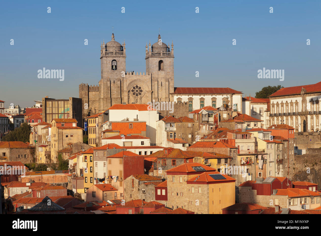 The historical ribeira se district in the city of porto hi-res stock ...