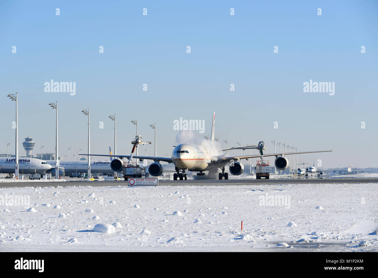 Aircraft de icing hi-res stock photography and images - Alamy