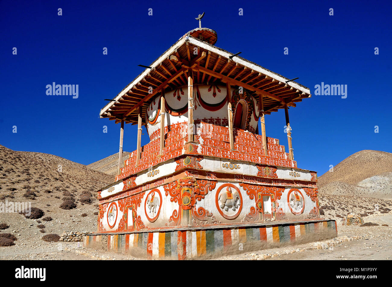 Buddhist stupa (chorten) near Tsarang village, Mustang, Nepal ...