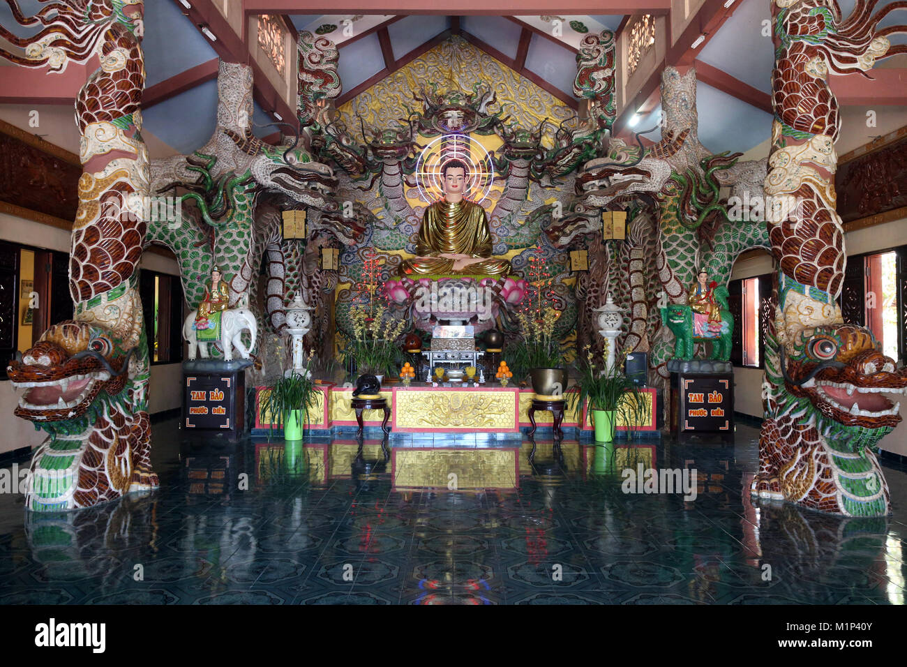 Main altar with Shakyamuni Buddha statue, Van Hanh Zen Buddhist ...