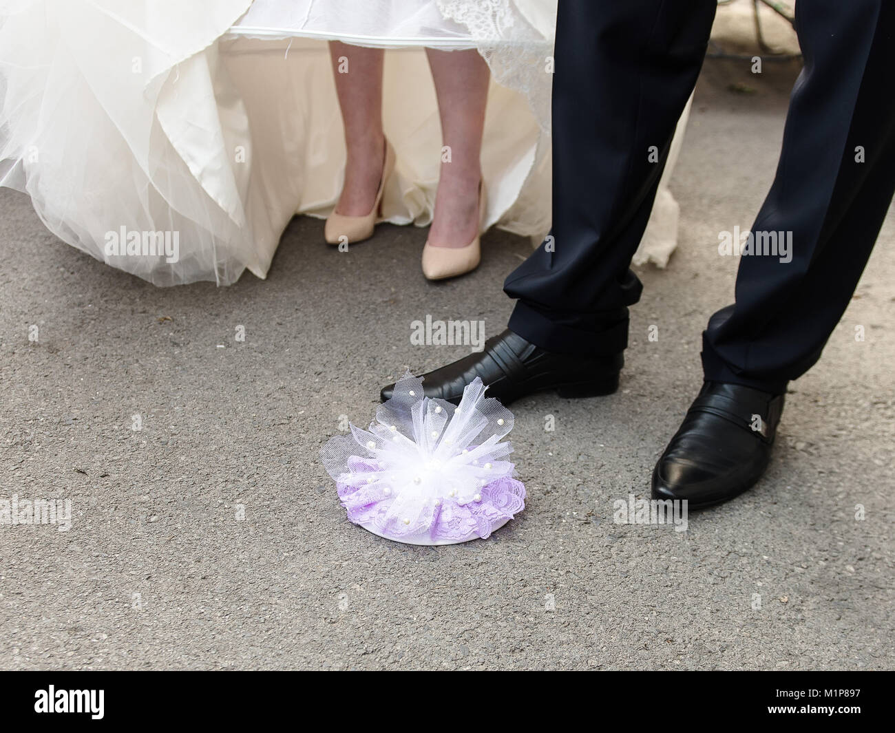 Plate smashing hi-res stock photography and images - Alamy