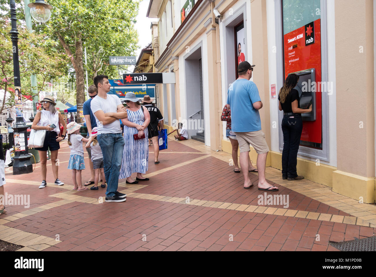 Queue people atm hi-res stock photography and images - Alamy