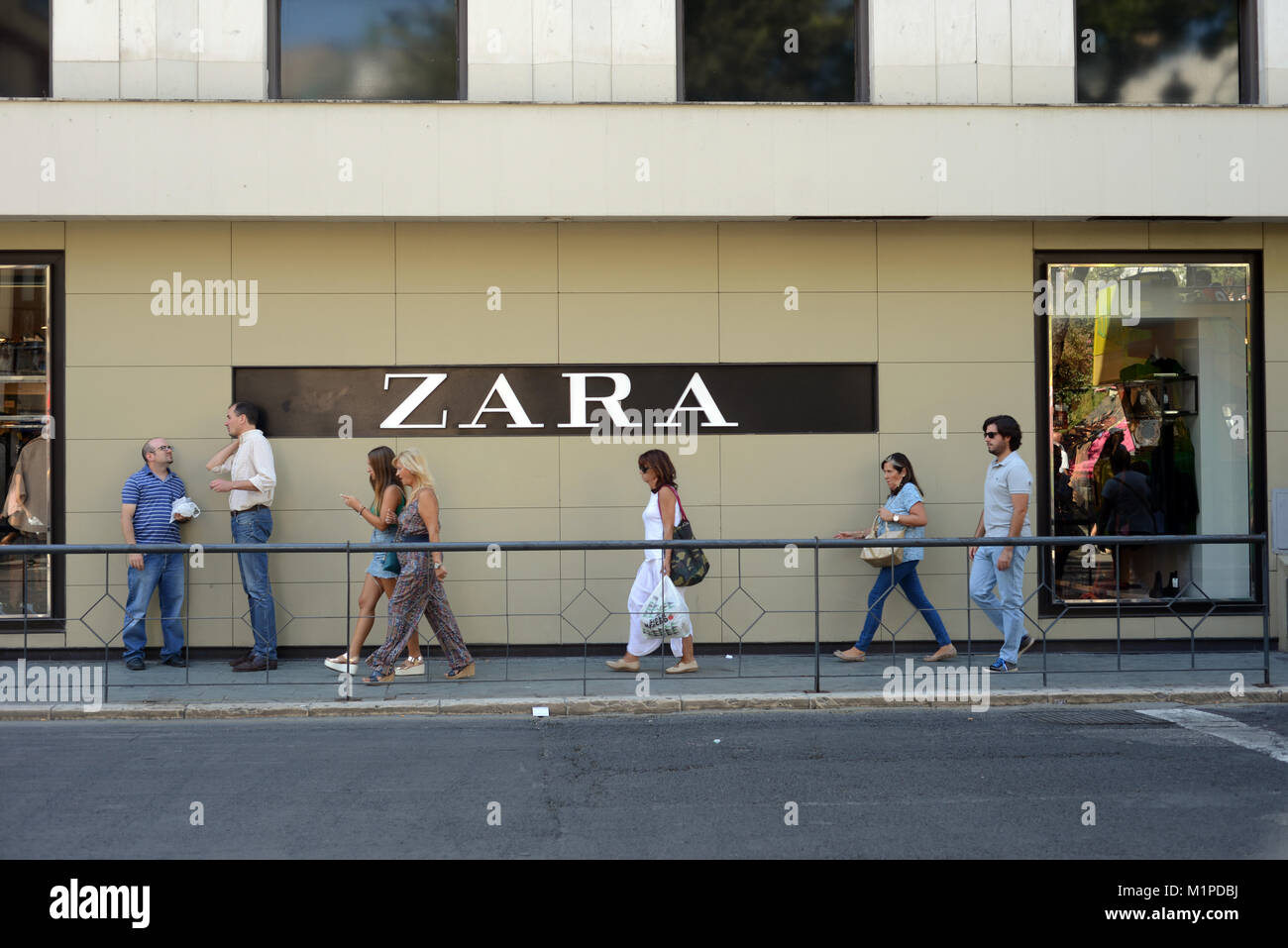 Pedestrians passing the Zara fashion store Stock Photo - Alamy