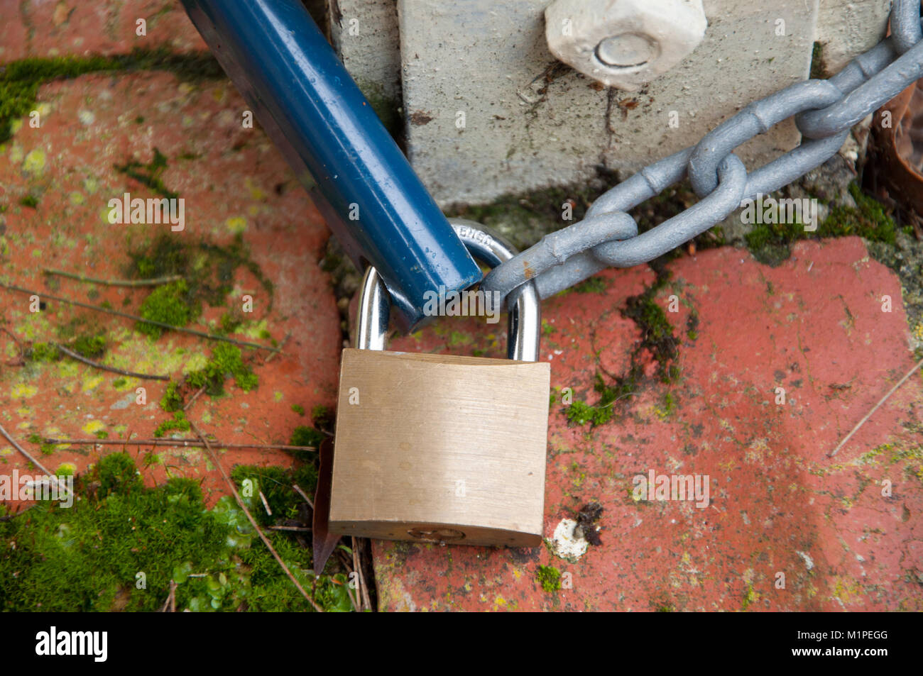 Chain And Padlock Stock Photo - Alamy