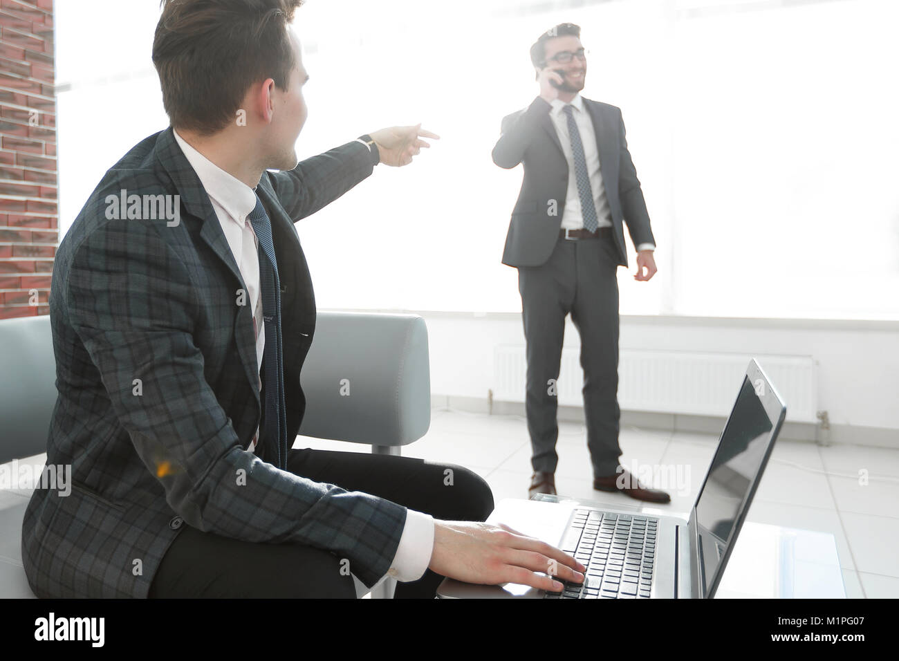 businessman with laptop pointing at the screen Stock Photo - Alamy
