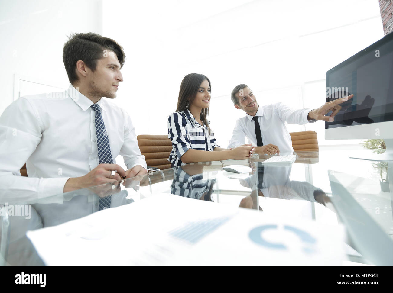 Business infographics showing charts hi-res stock photography and ...