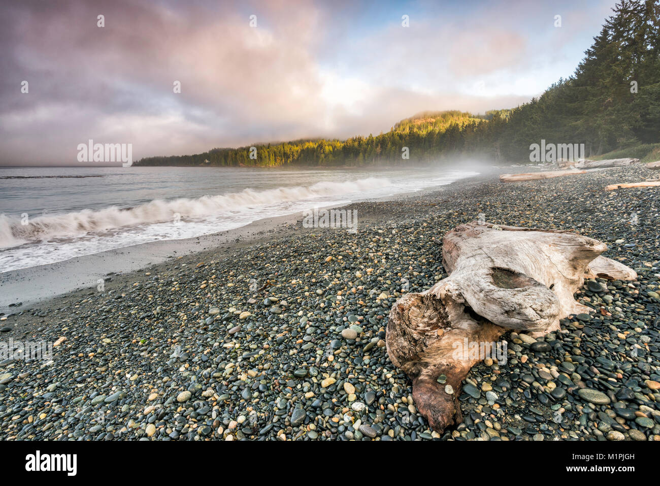 Light waves on pebbles hi-res stock photography and images - Alamy