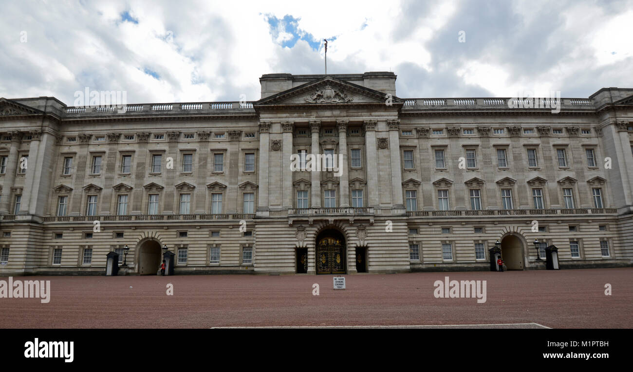 Buckingham palace iconic building london hi-res stock photography and images - Alamy
