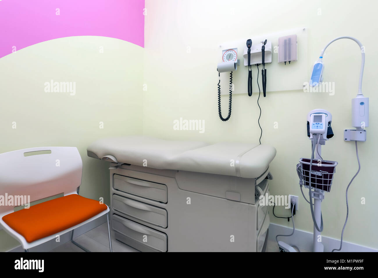 Doctors office exam room empty hi-res stock photography and images - Alamy