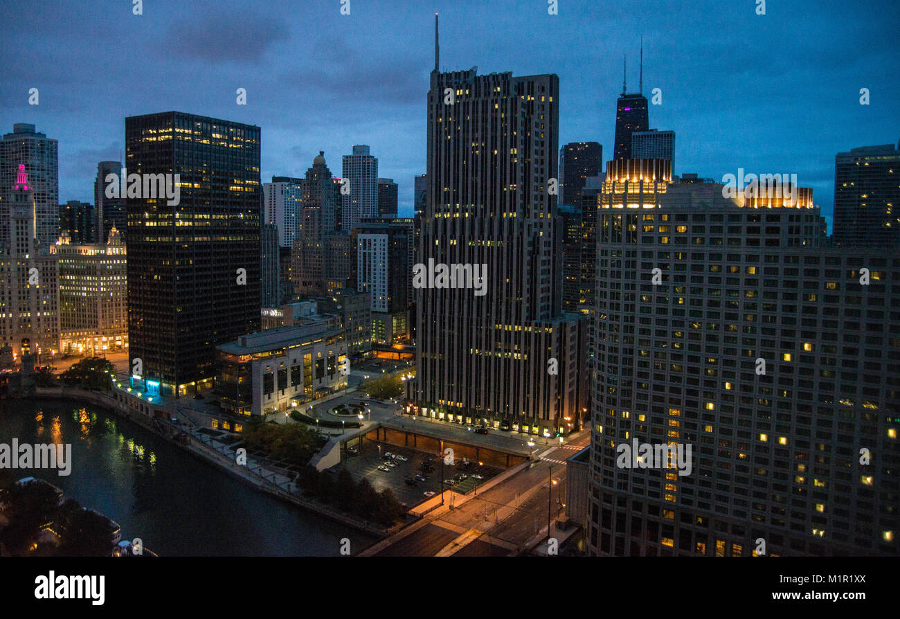 Dawn in downtown Chicago with the Chicago River Stock Photo - Alamy