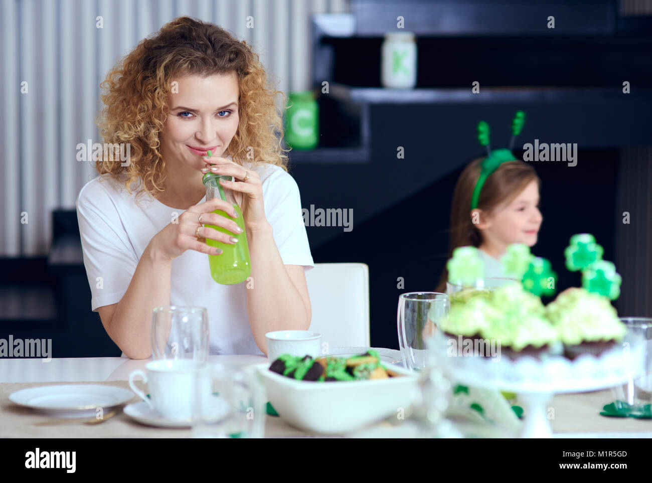 Drinking house party hi-res stock photography and images - Alamy