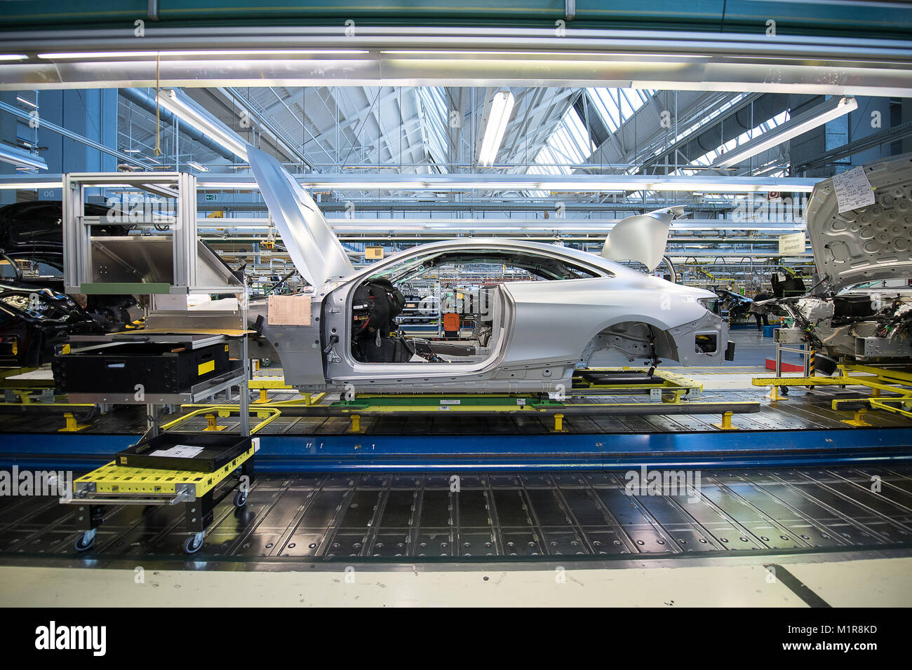 Sindelfingen, Germany. 24th Jan, 2018. A Mercedes-Benz S-Class auto ...