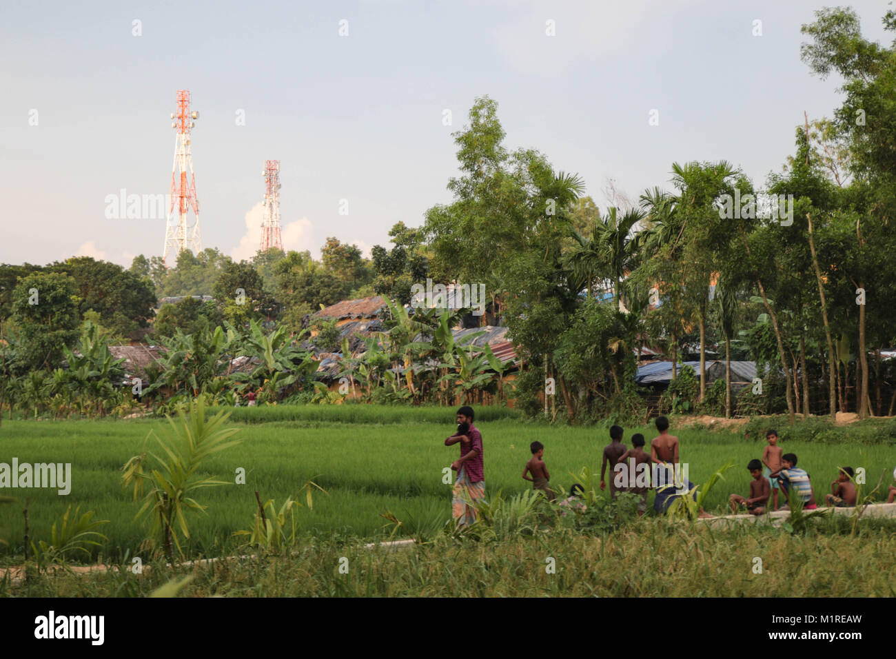 Rohingya refugees entering bangladesh hi-res stock photography and ...