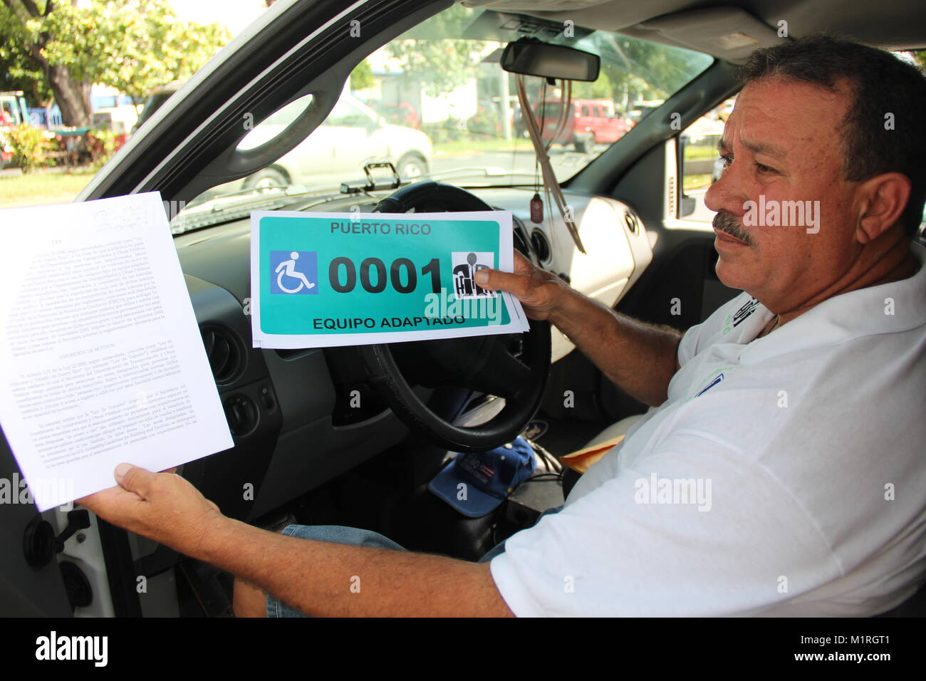 Puerto Rico. 10th Oct, 2016. 2016/10/14. Edwin Cintron muestra el ...
