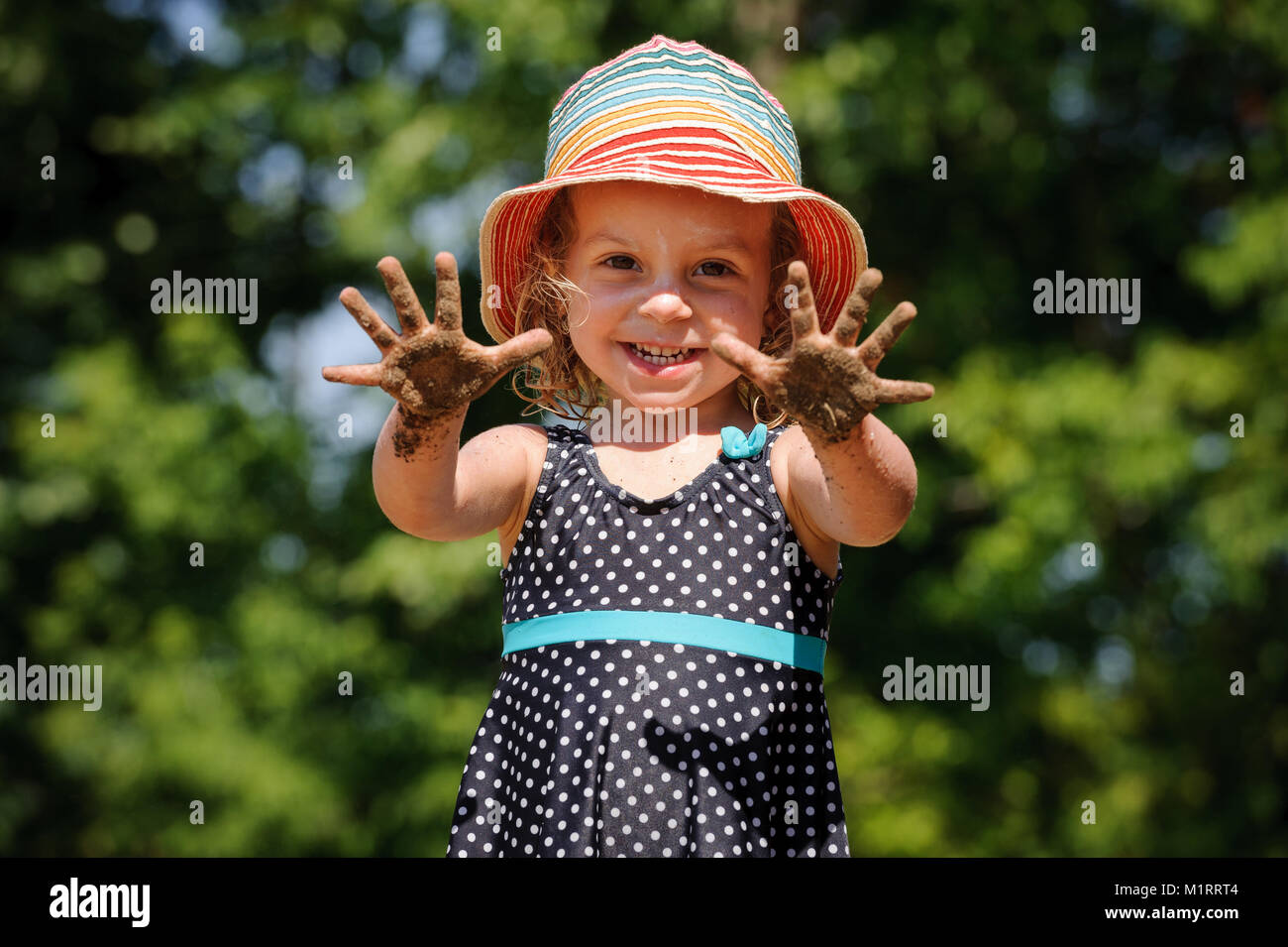 little girl playing in the earth Stock Photo - Alamy