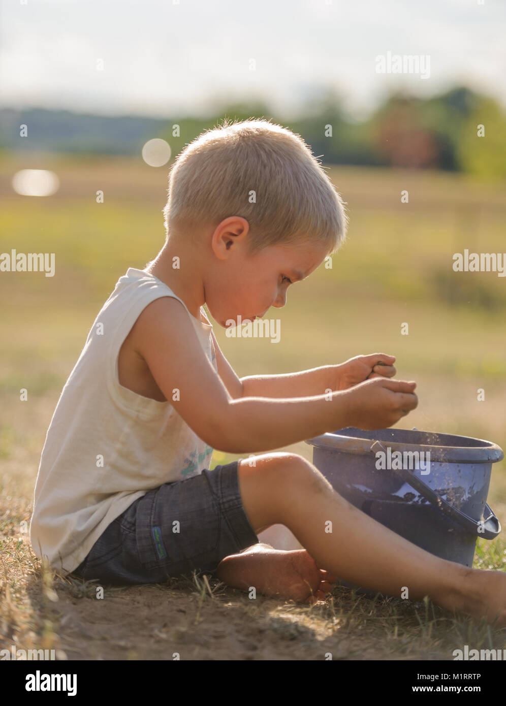 kid playing outside the summer Stock Photo - Alamy