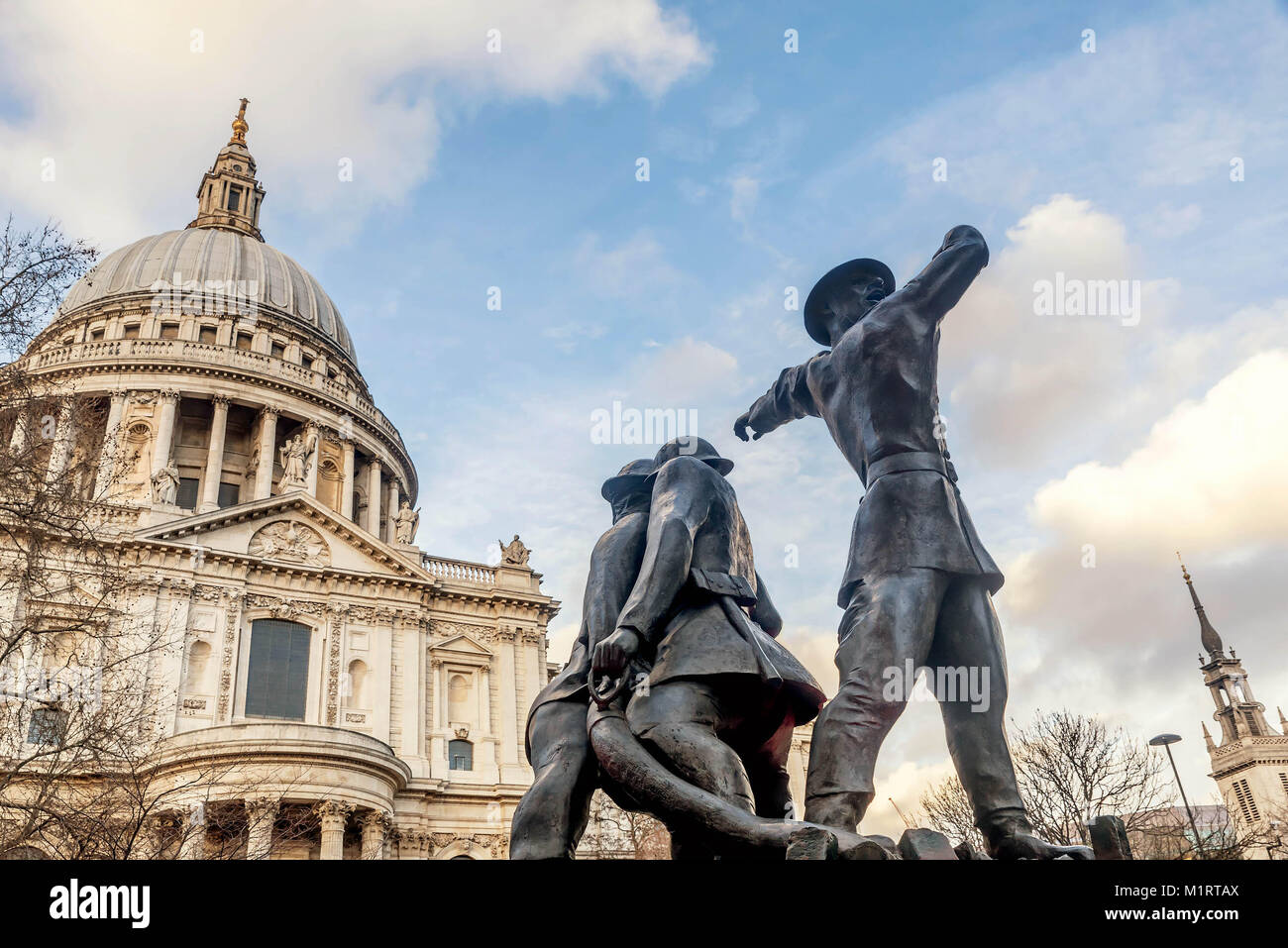 Cathedral dome cross and statues hi-res stock photography and images ...