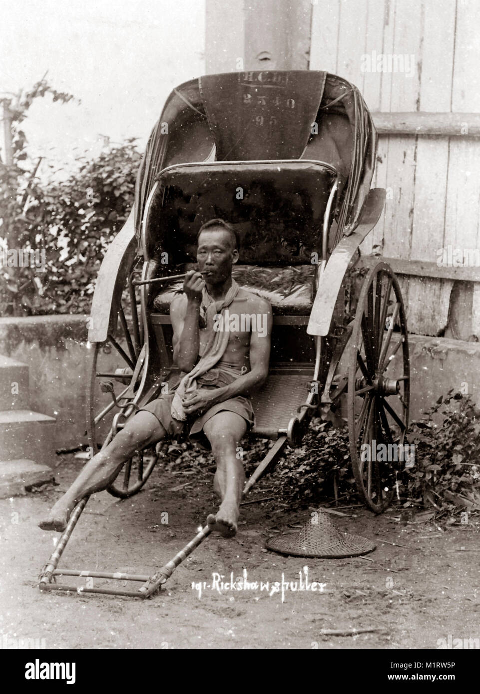 Singapore rickshaw puller hi-res stock photography and images - Alamy