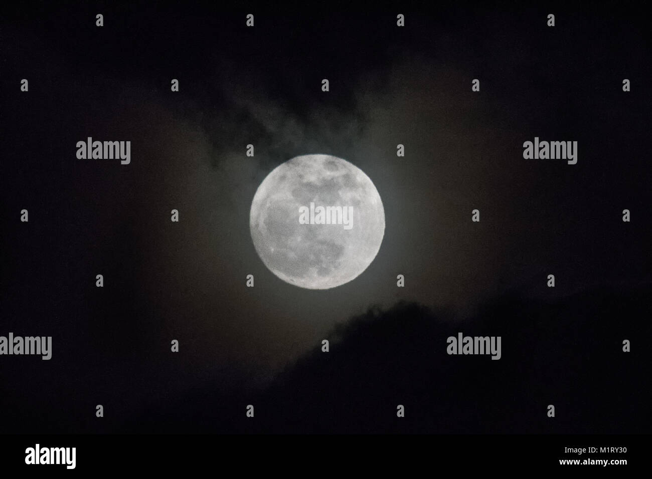 The first Supermoon of 2018 seen from Corigliano Calabro, Italy ...