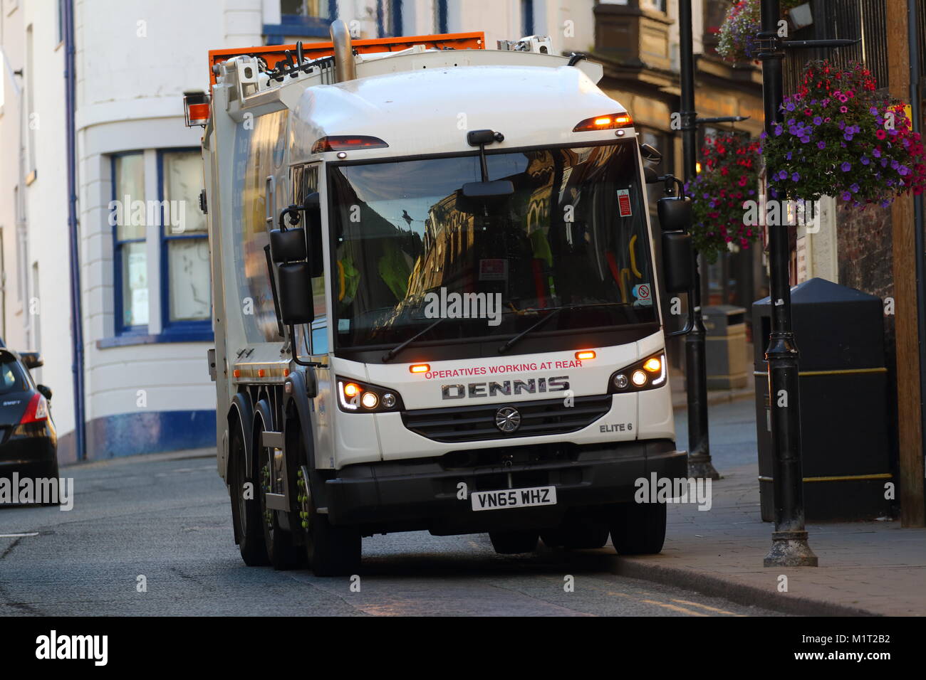 Dustbin lorry hi-res stock photography and images - Alamy