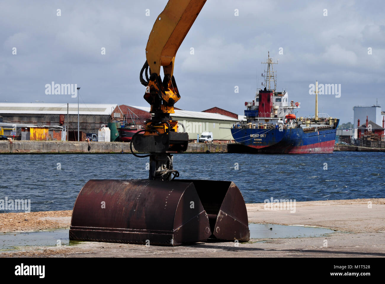 Clamshell Bucket Attachments High Resolution Stock Photography and ...